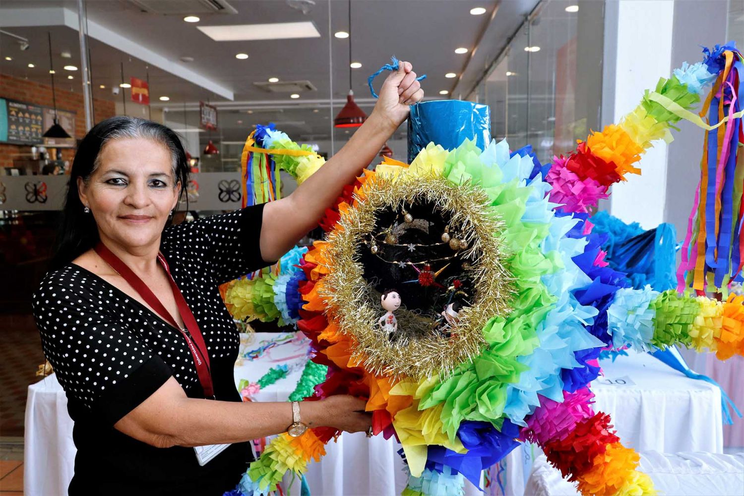 Jubilados celebran tradiciones con concurso de piñatas | UAG Media Hub