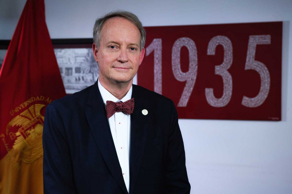 UAG reconoce a 12 egresados por su destacada trayectoria | UAG Media Hub