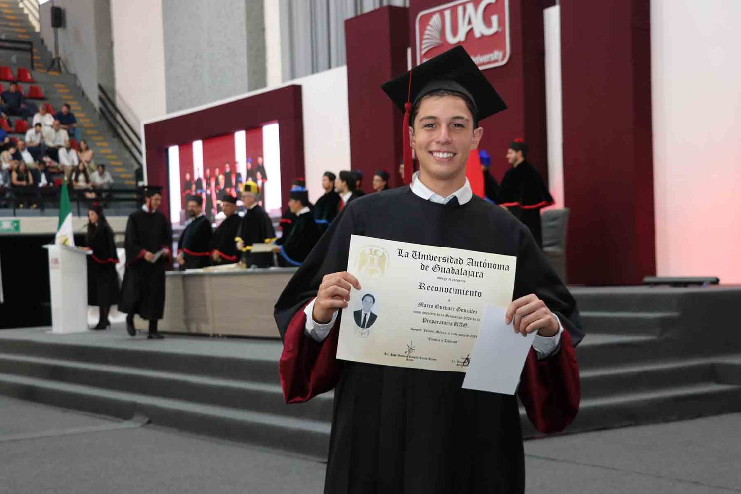 Cientos de jóvenes se gradúan de la preparatoria | UAG Media Hub